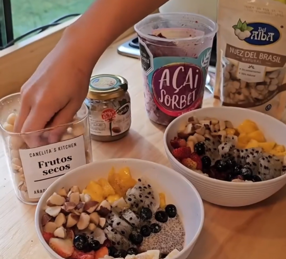 BOWL DE AÇAÍ CON FRUTAS Y CREMA DE ALMENDRAS – Del Alba